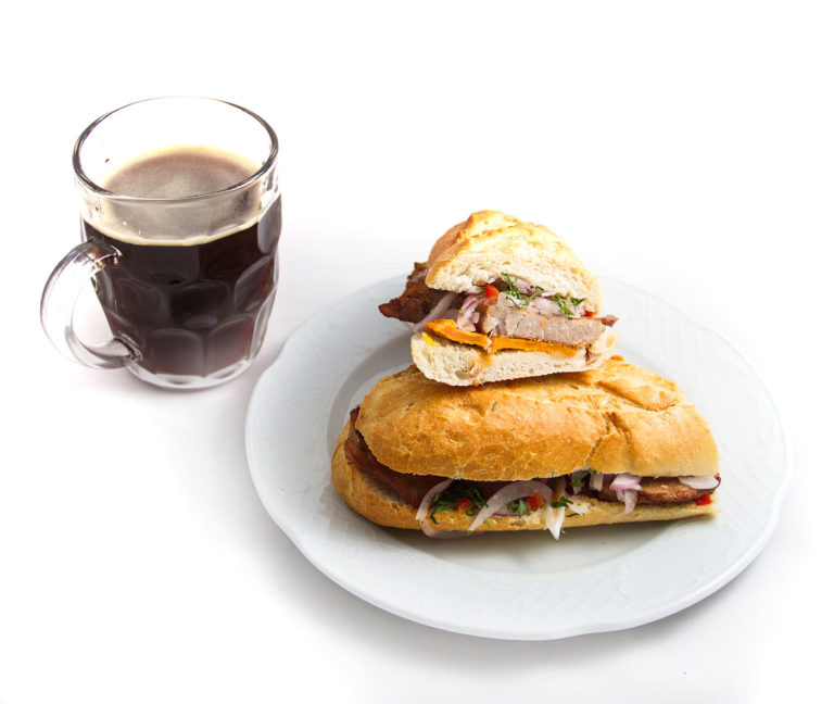 Pan con chicharrón con café – Restaurante Cuzco Lupita